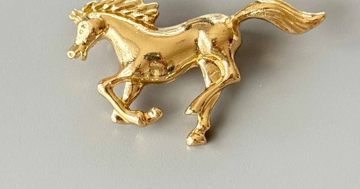 Zelta krāsas piespraude “Zirgs”