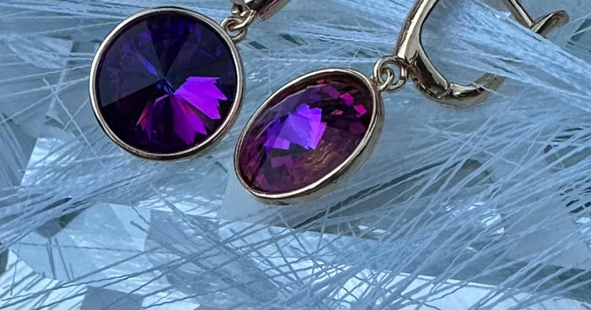 Nokareni auskari ar kristālu